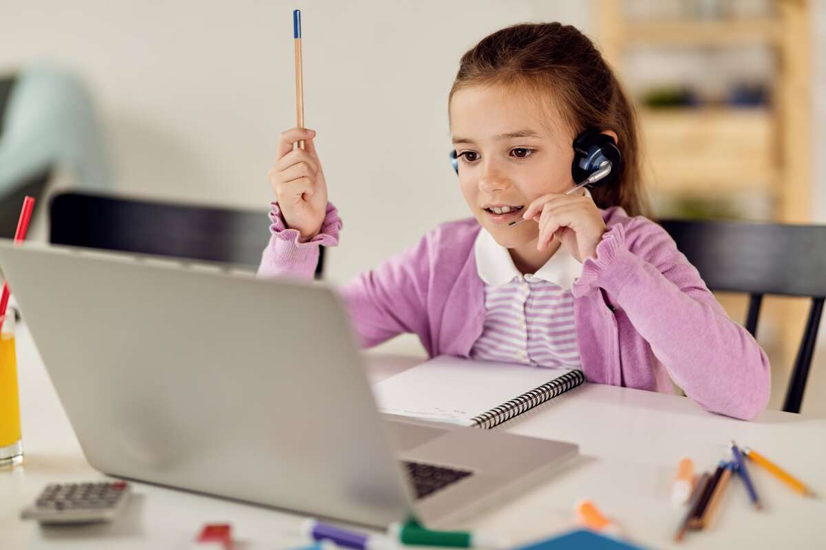 Online Learning vs. Traditional Education: Pros and Cons Online Learning vs. Traditional Education: Pros and Cons